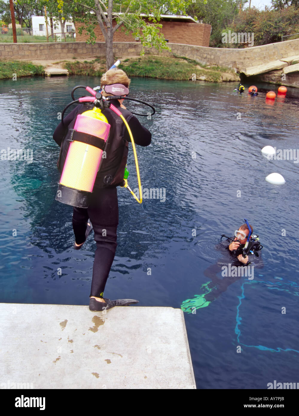 Diving instructor teaching class hi-res stock photography and images ...