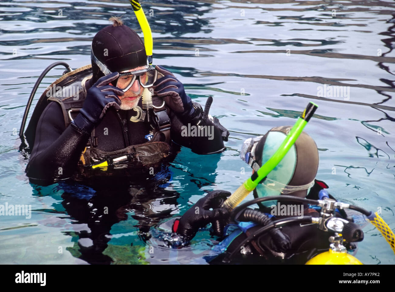 Diving instructor teaching class hi-res stock photography and images ...