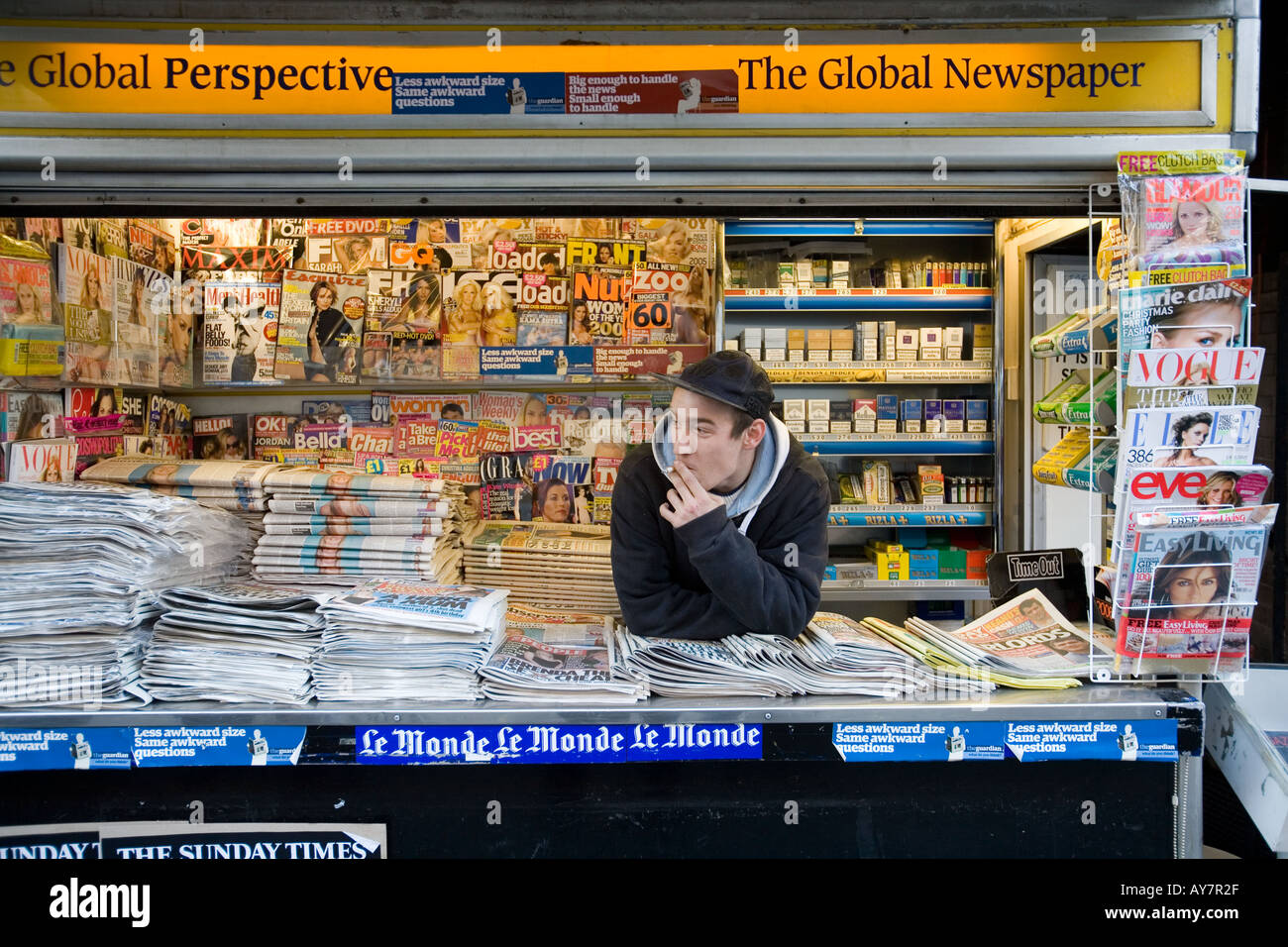 Newspaper Shop London High Resolution Stock Photography and Images - Alamy