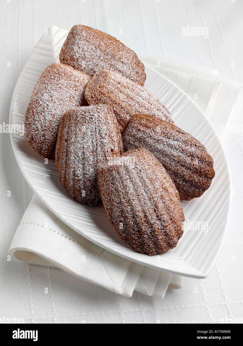 Scallop shell shaped madeleines hi-res stock photography and images - Alamy