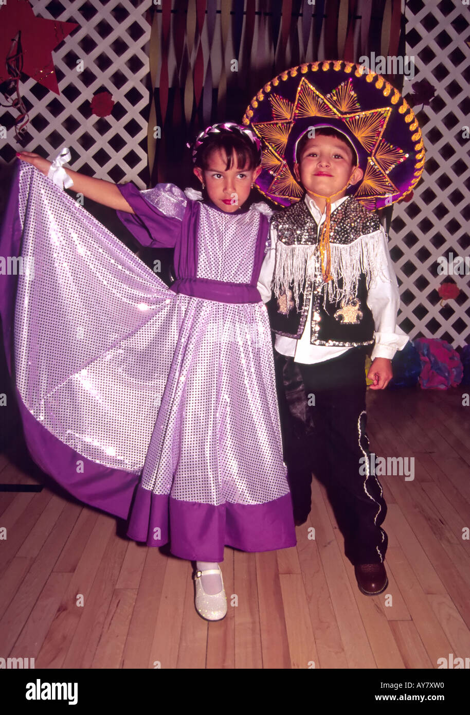 Hondo fiesta dancers hi-res stock photography and images - Alamy