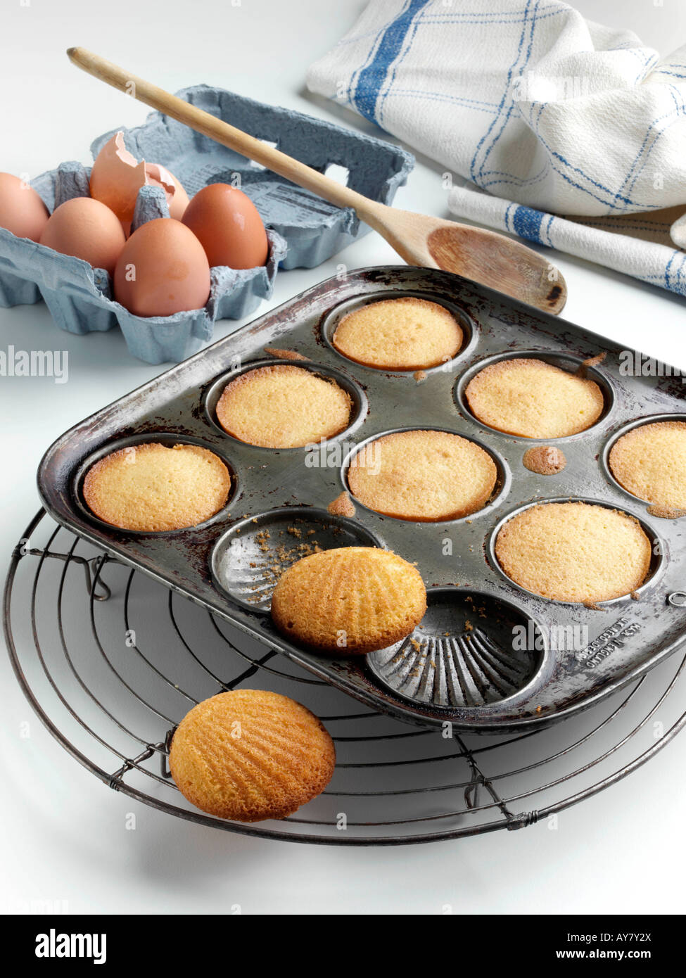 Scallop shell shaped madeleines hi-res stock photography and images - Alamy