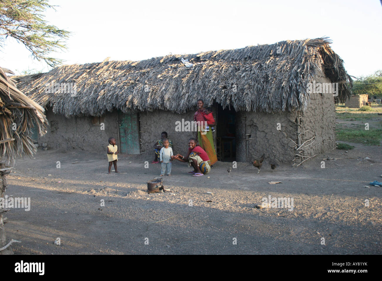 Tanzania straw hut hi-res stock photography and images - Alamy