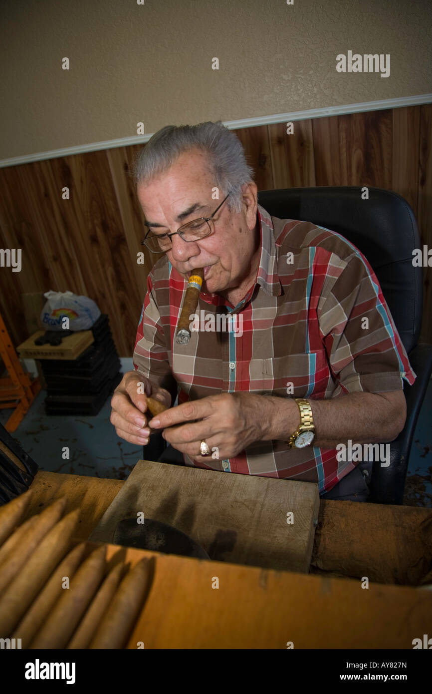 Bundles of cigars hi-res stock photography and images - Alamy