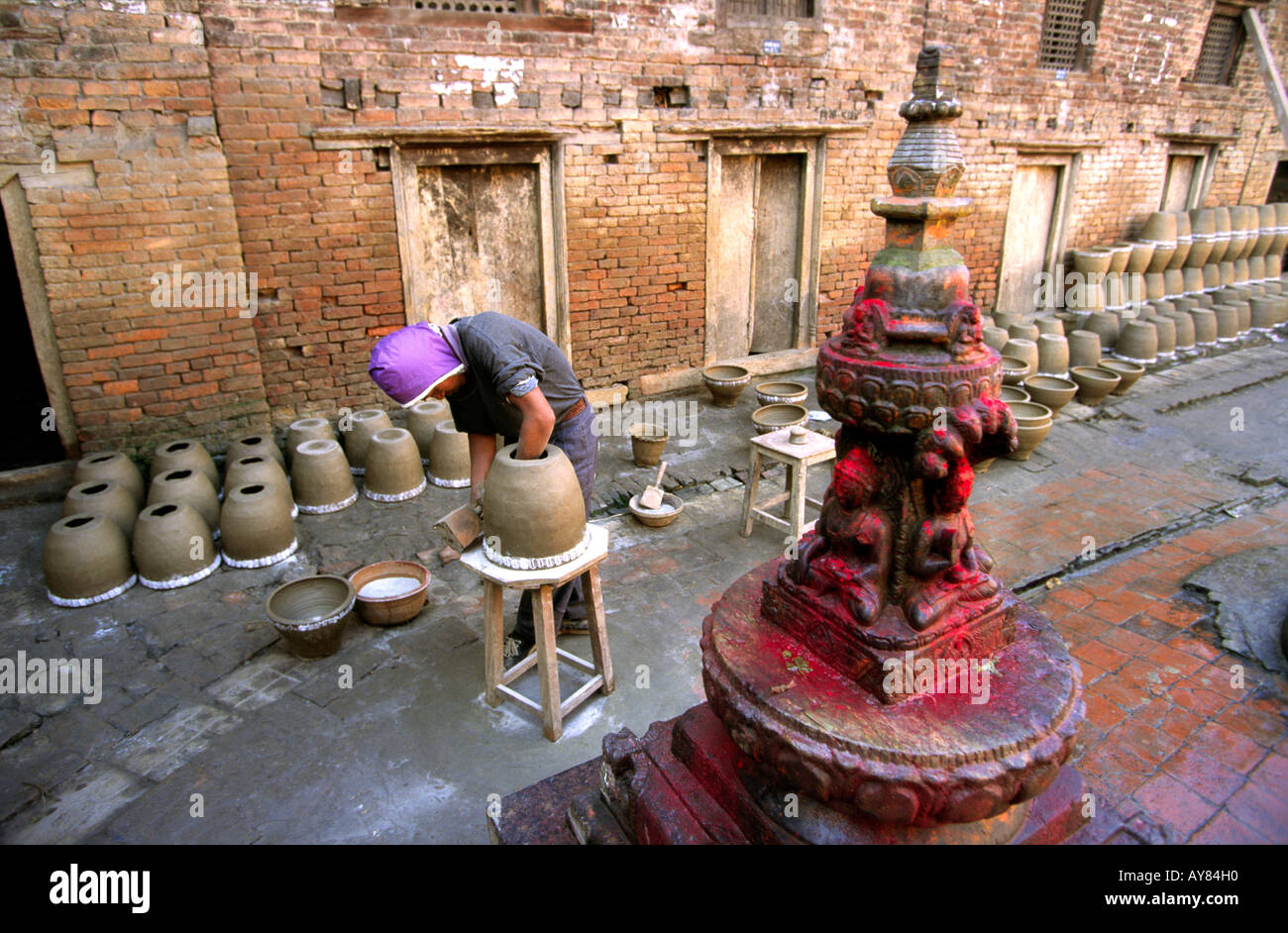Nepal Thimi crafts man making large pot using coil built method Stock ...