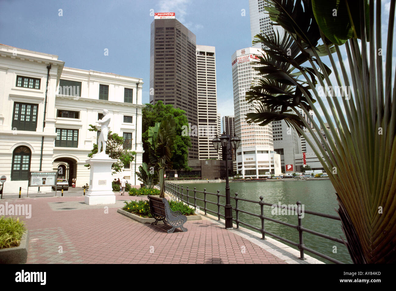 Singapore River and statue of Sir Stamford Raffles at North Boat Quay ...
