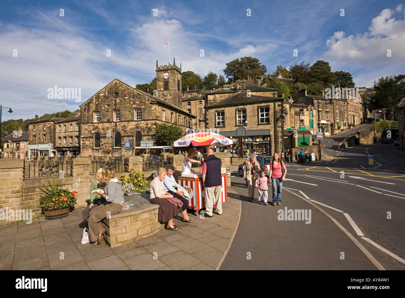 Yk286 UK Yorkshire Holmfirth town centre ice cream seller on Victoria ...