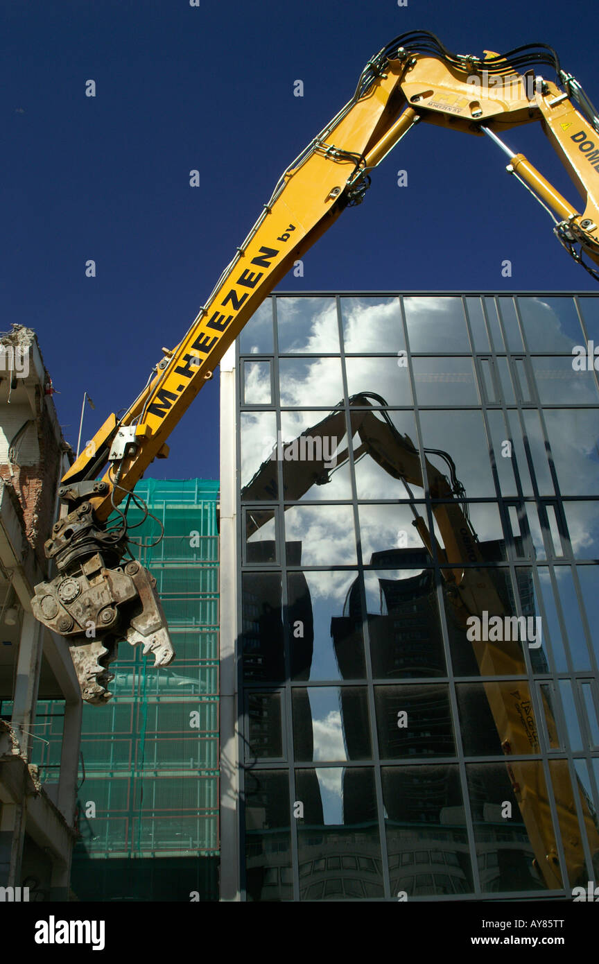 Machine demolition hi-res stock photography and images - Alamy
