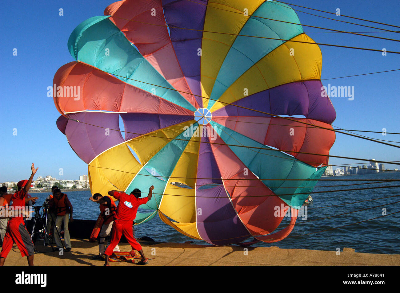 PARA SAILING OFF MUMBAI COAST MUMBAI MAHARASHTRA INDIA Stock Photo - Alamy