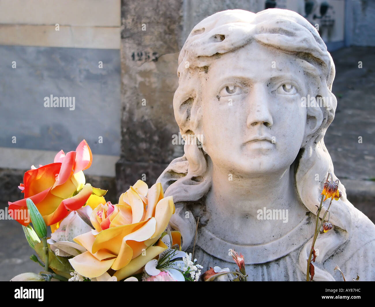 Crying virgin mary statue hi-res stock photography and images - Alamy