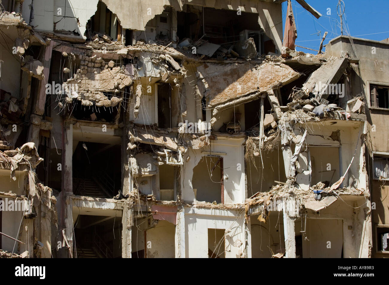 War damaged buildings hi-res stock photography and images - Alamy