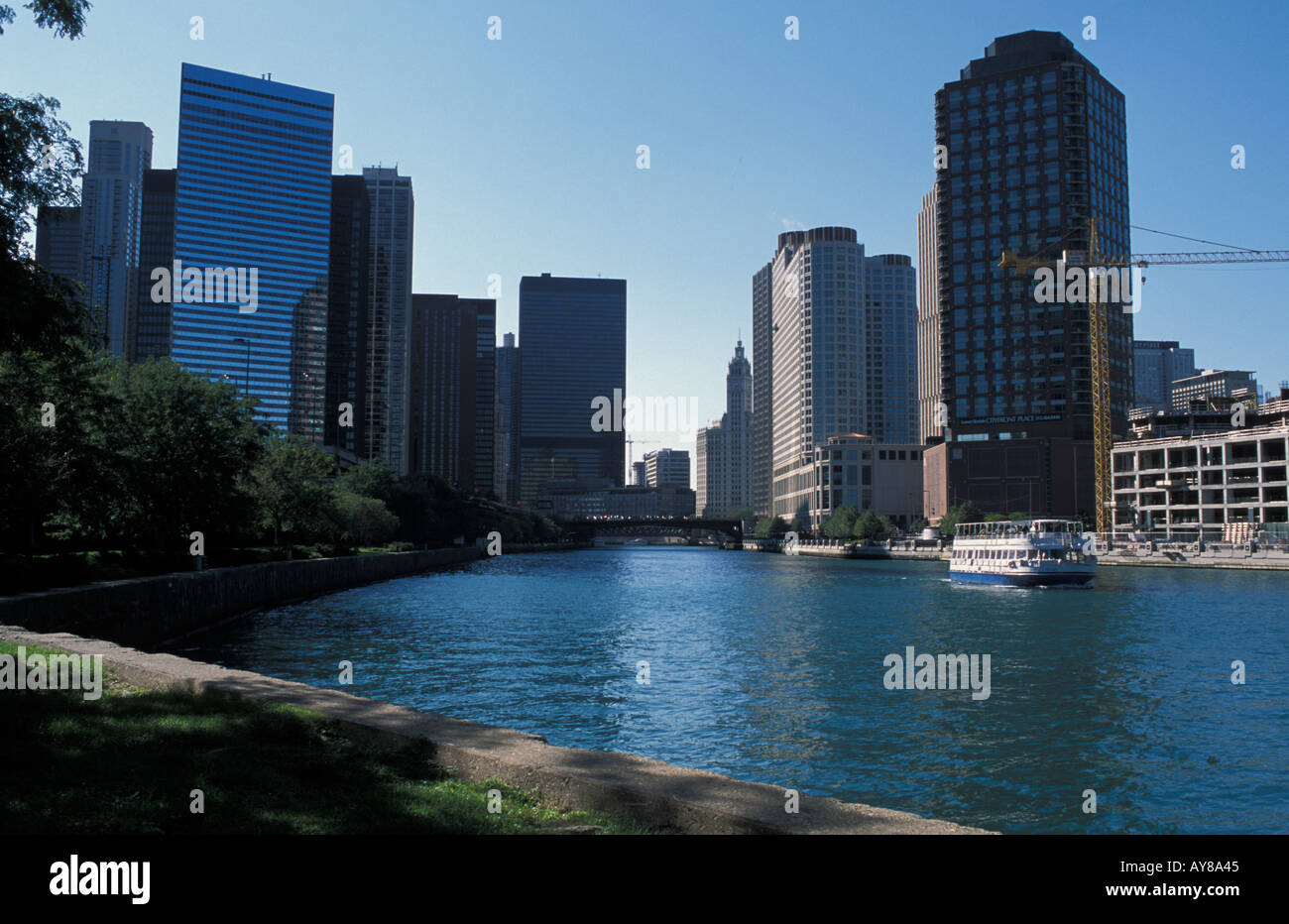 A view along the Chicago river as it flows through the city Chicago USA ...