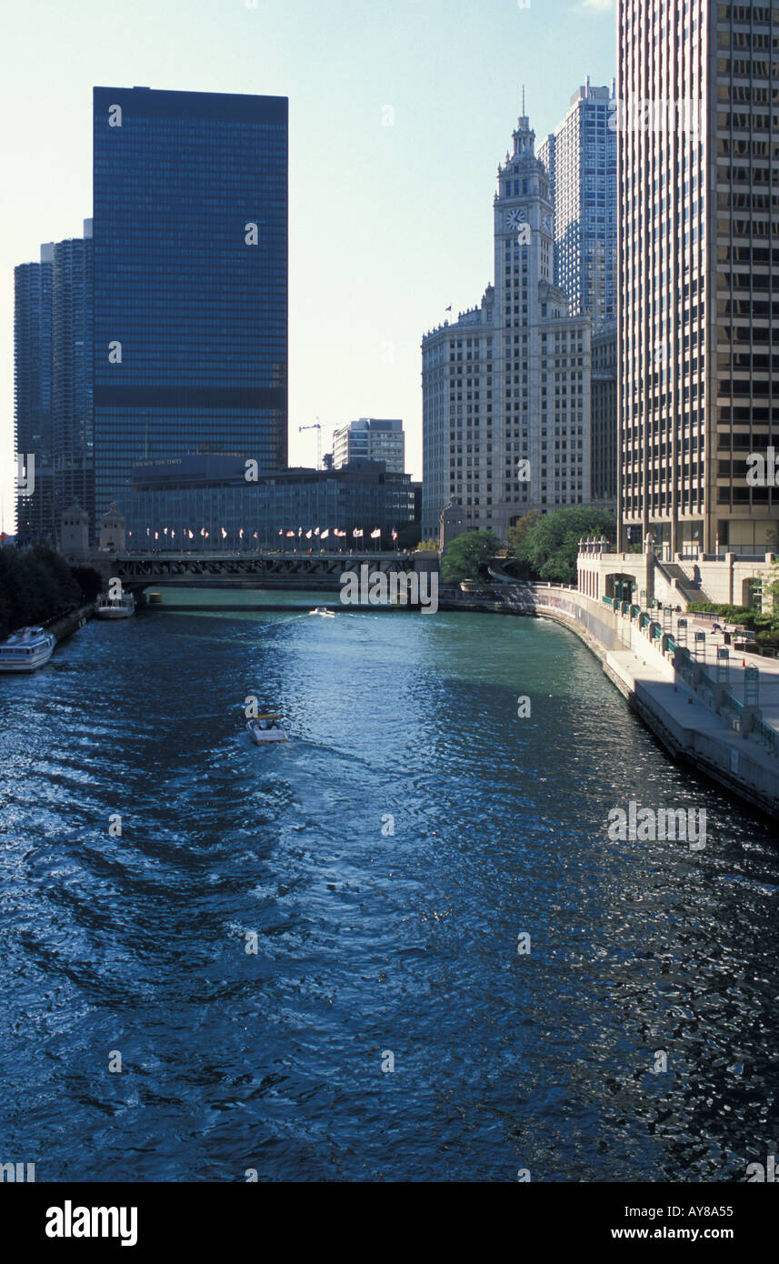 A view along the Chicago river as it flows through the city Chicago USA ...