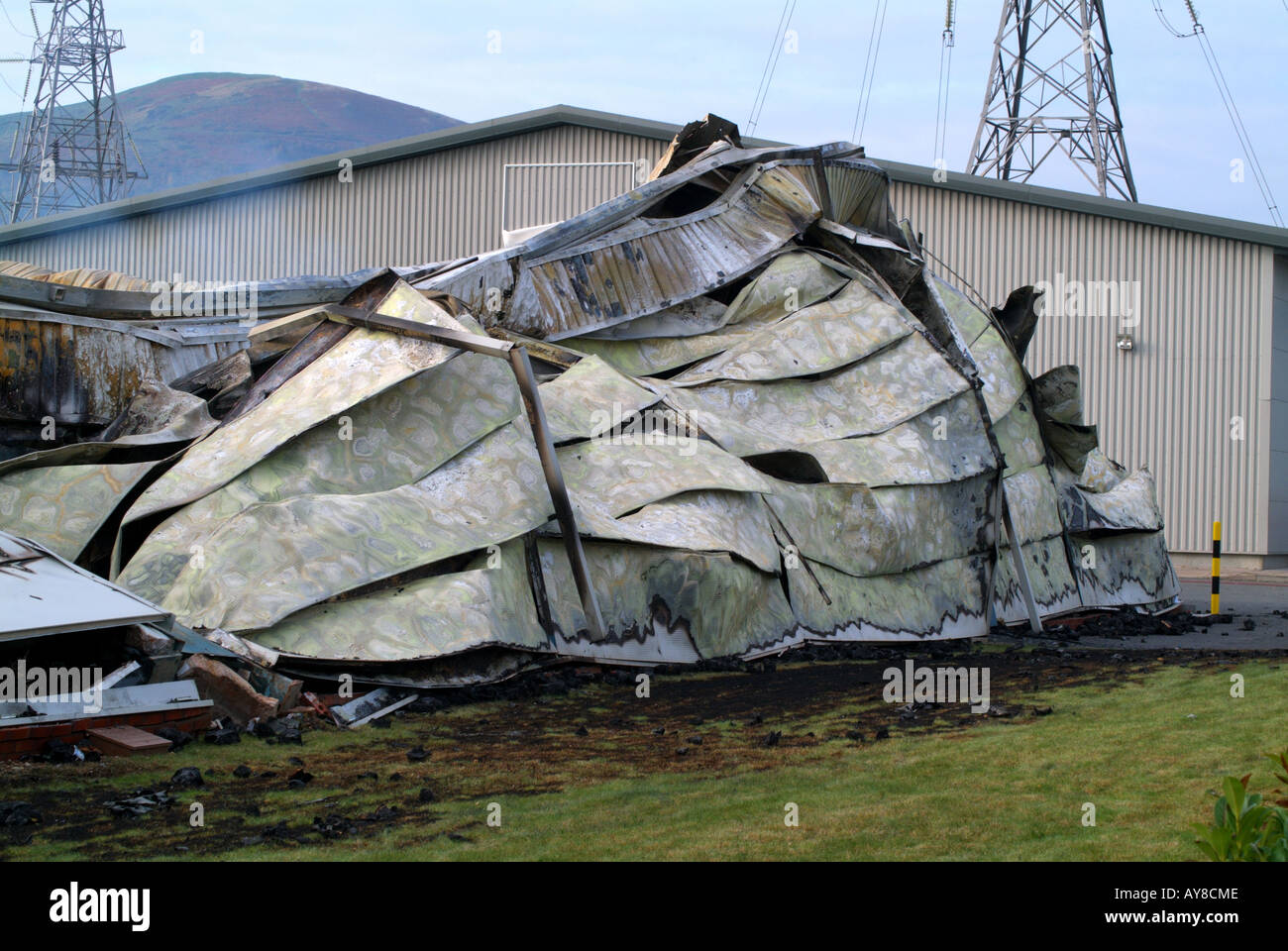 CRUMPLED REMAINS OF FACTORY AFTER FIRE IN ENGLAND. UK Stock Photo - Alamy
