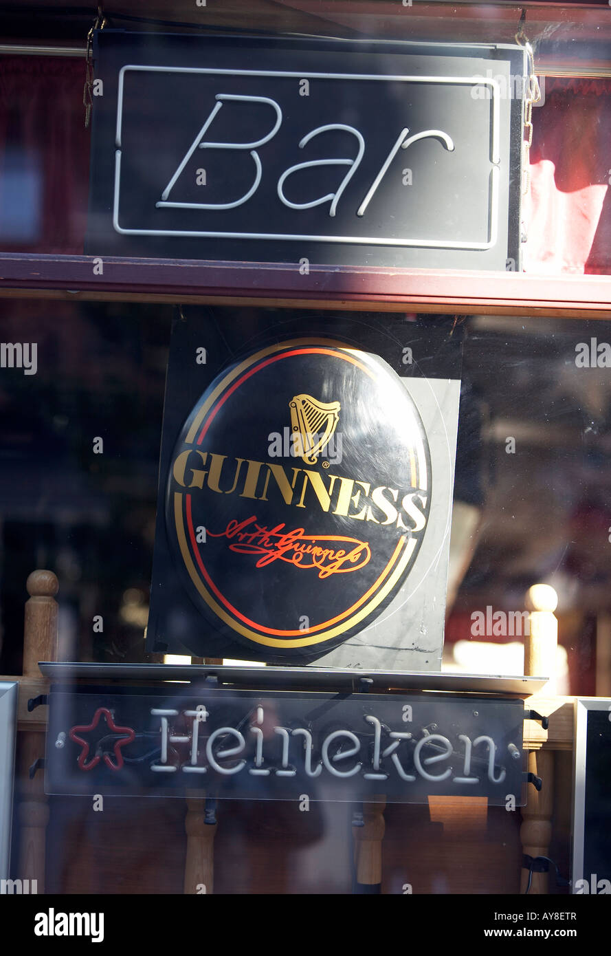 Irish bar front hi-res stock photography and images - Alamy