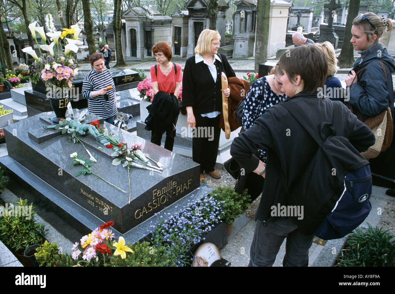 Grave of Edith Piaf Cemetery Pere Lachaise Paris France Stock Photo - Alamy