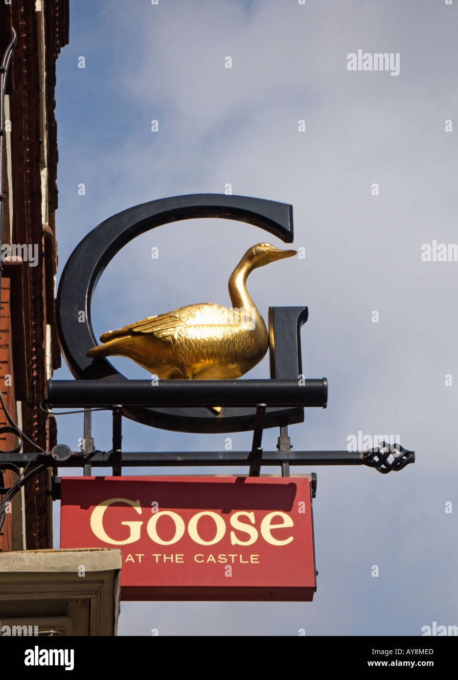 Victorian pub signs hi-res stock photography and images - Alamy