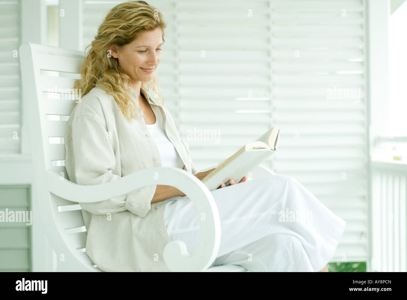 Images of rocking chairs hi-res stock photography and images - Alamy