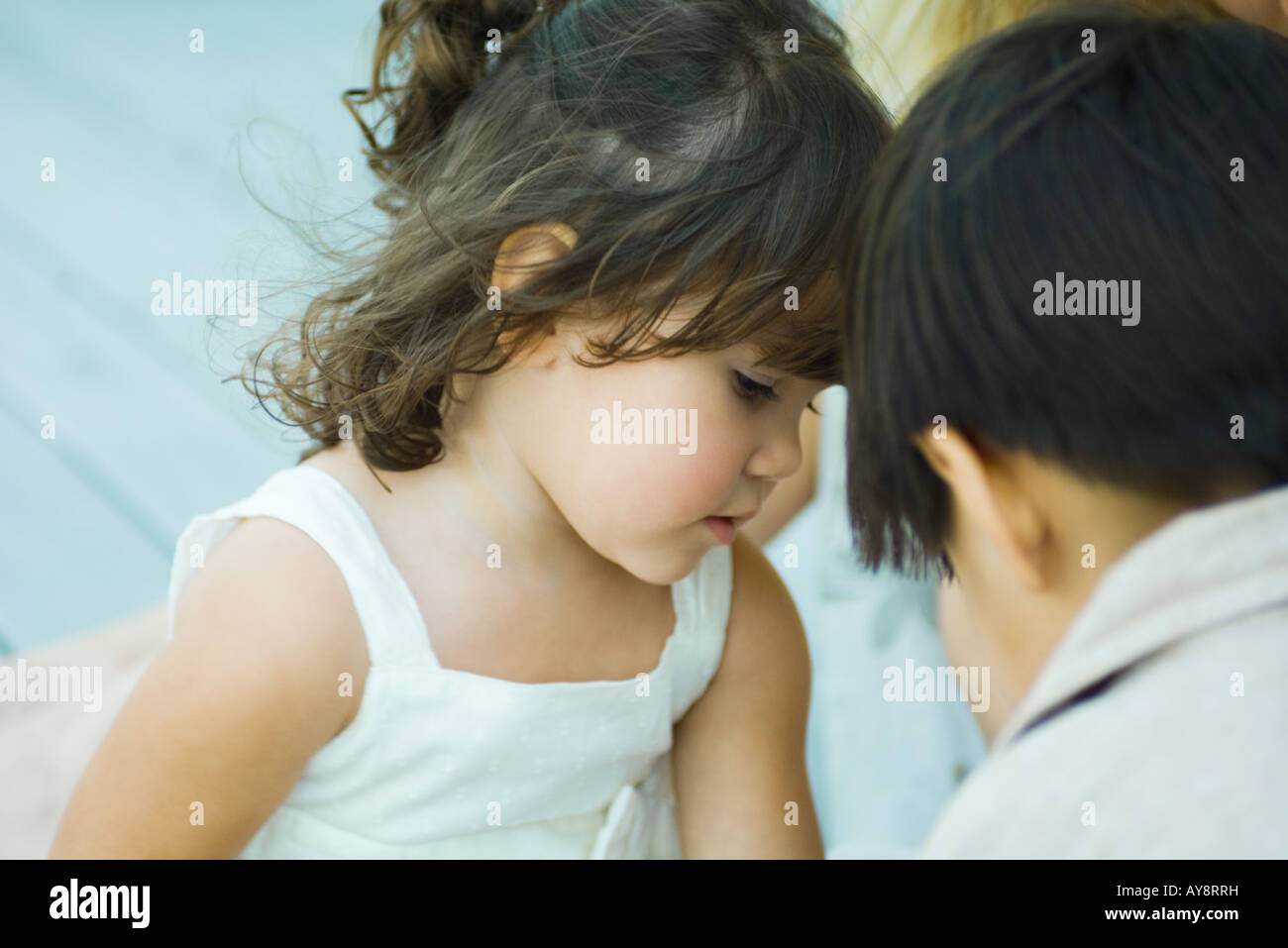 Children back facing each other hi-res stock photography and images - Alamy