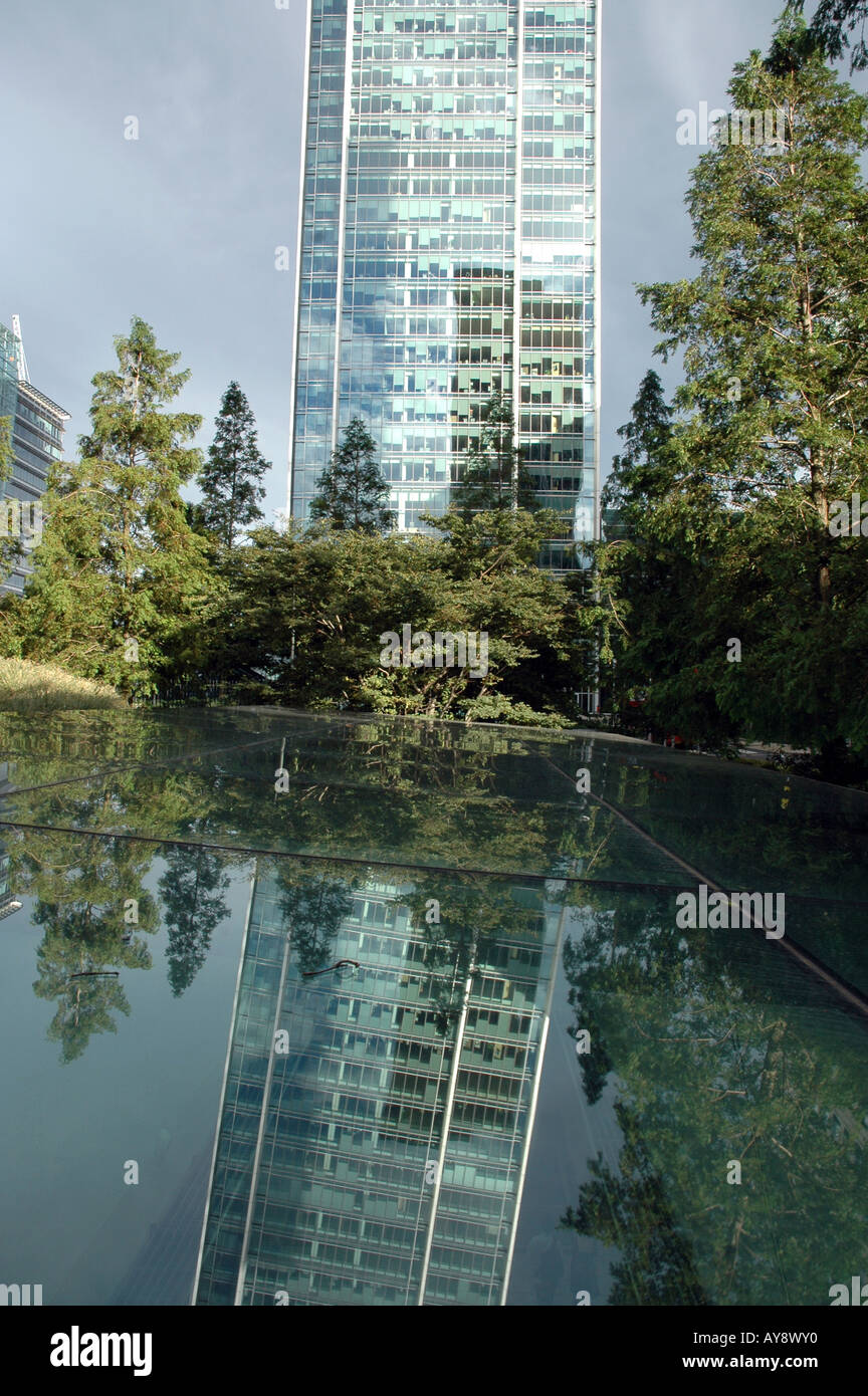10 Upper Bank Street building reflection, Canary Wharf in London, UK ...