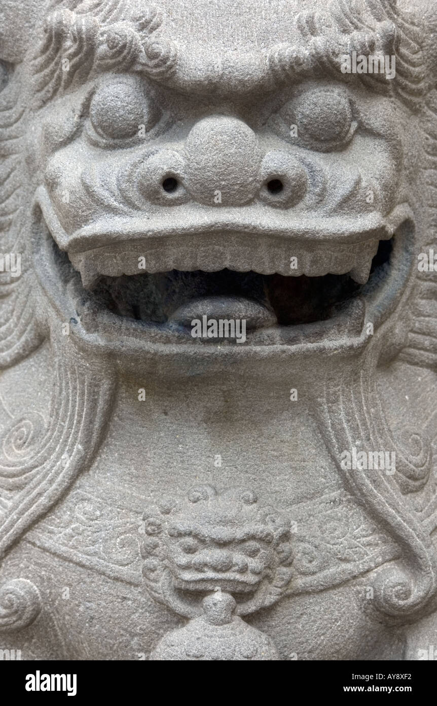 Guardian lion and entrance gate to chinatown hi-res stock photography ...
