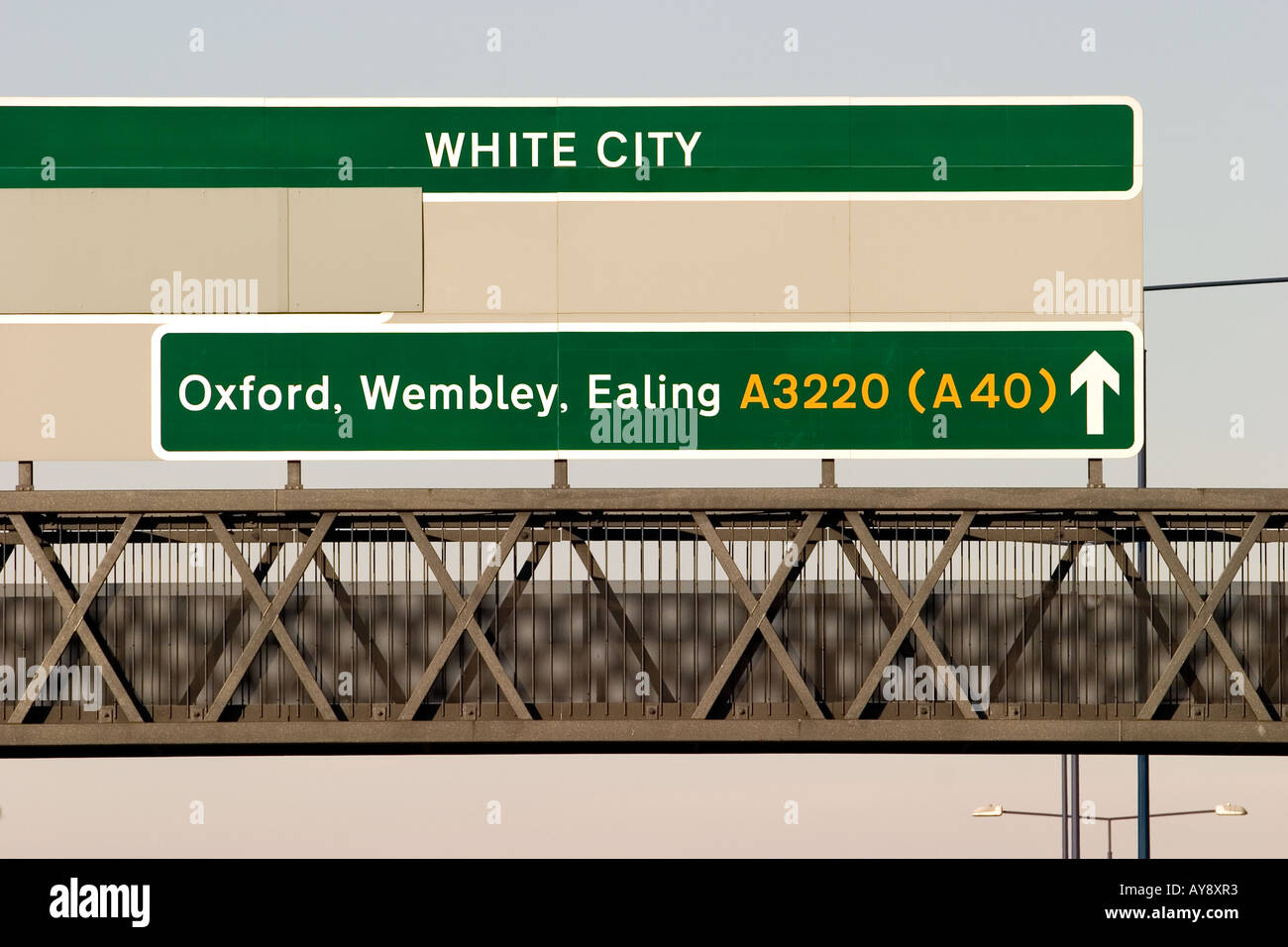 A40 road sign london hi-res stock photography and images - Alamy