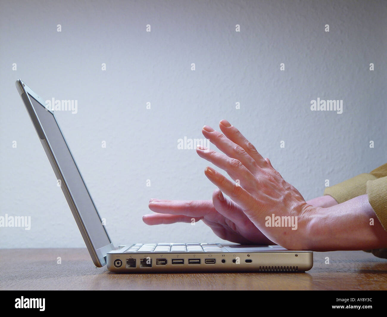 Bedienung eines Laptops Stock Photo - Alamy