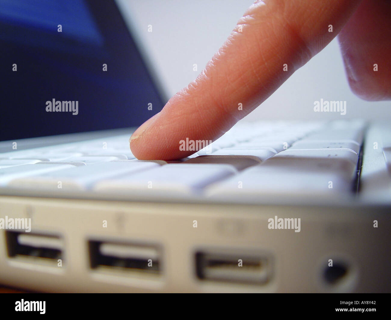 Bedienung eines Laptops Stock Photo - Alamy