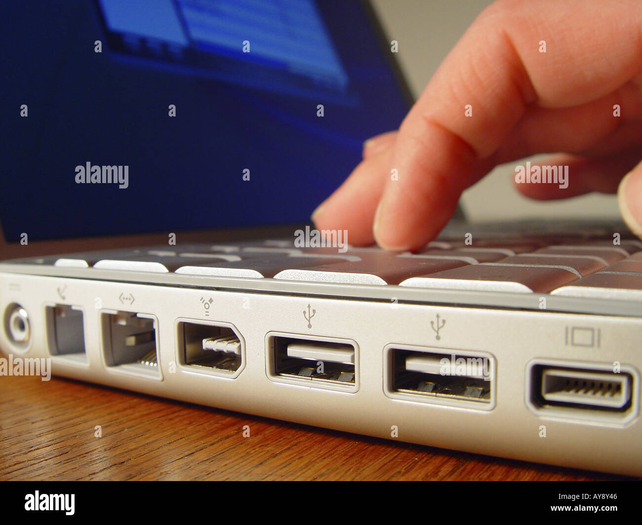 Bedienung eines Laptops Stock Photo - Alamy