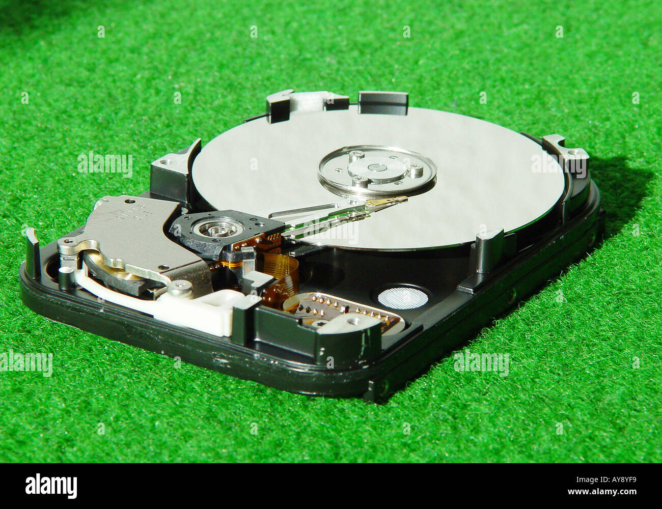 Ausgebaute geoeffnete Festplatte eines Computers Stock Photo - Alamy