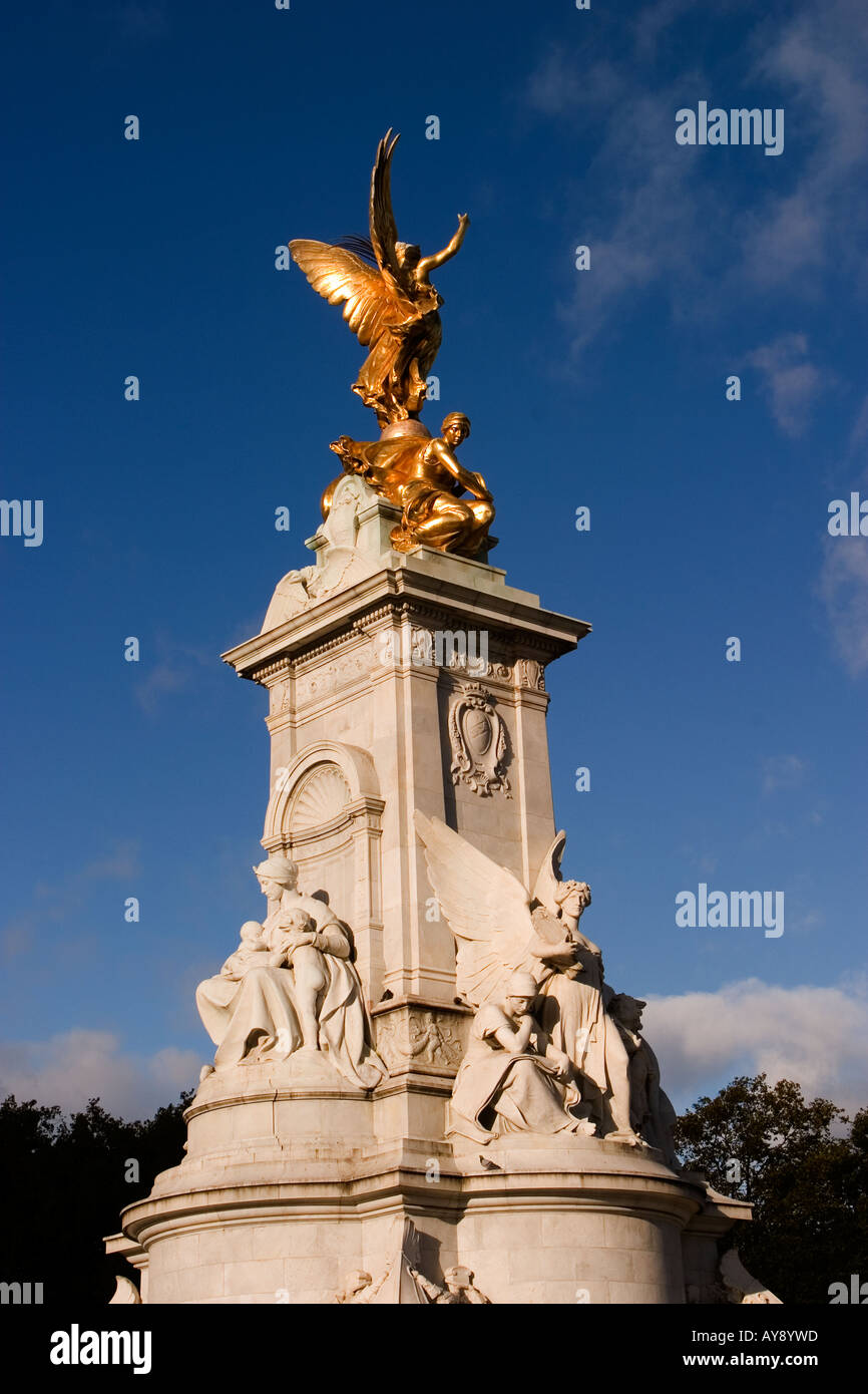 queen victoria memorial buckingham palace Stock Photo - Alamy