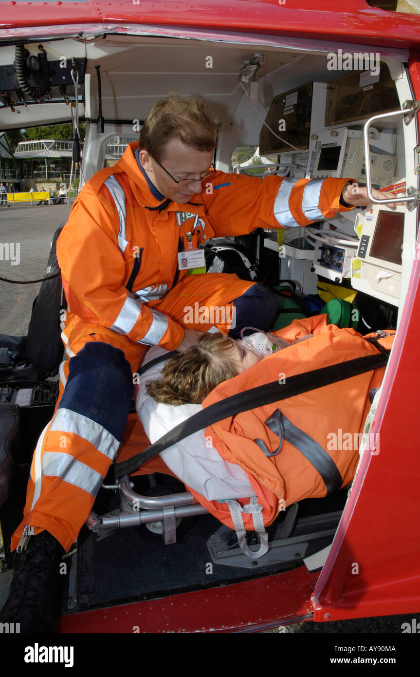 Ambulance crew hi-res stock photography and images - Alamy
