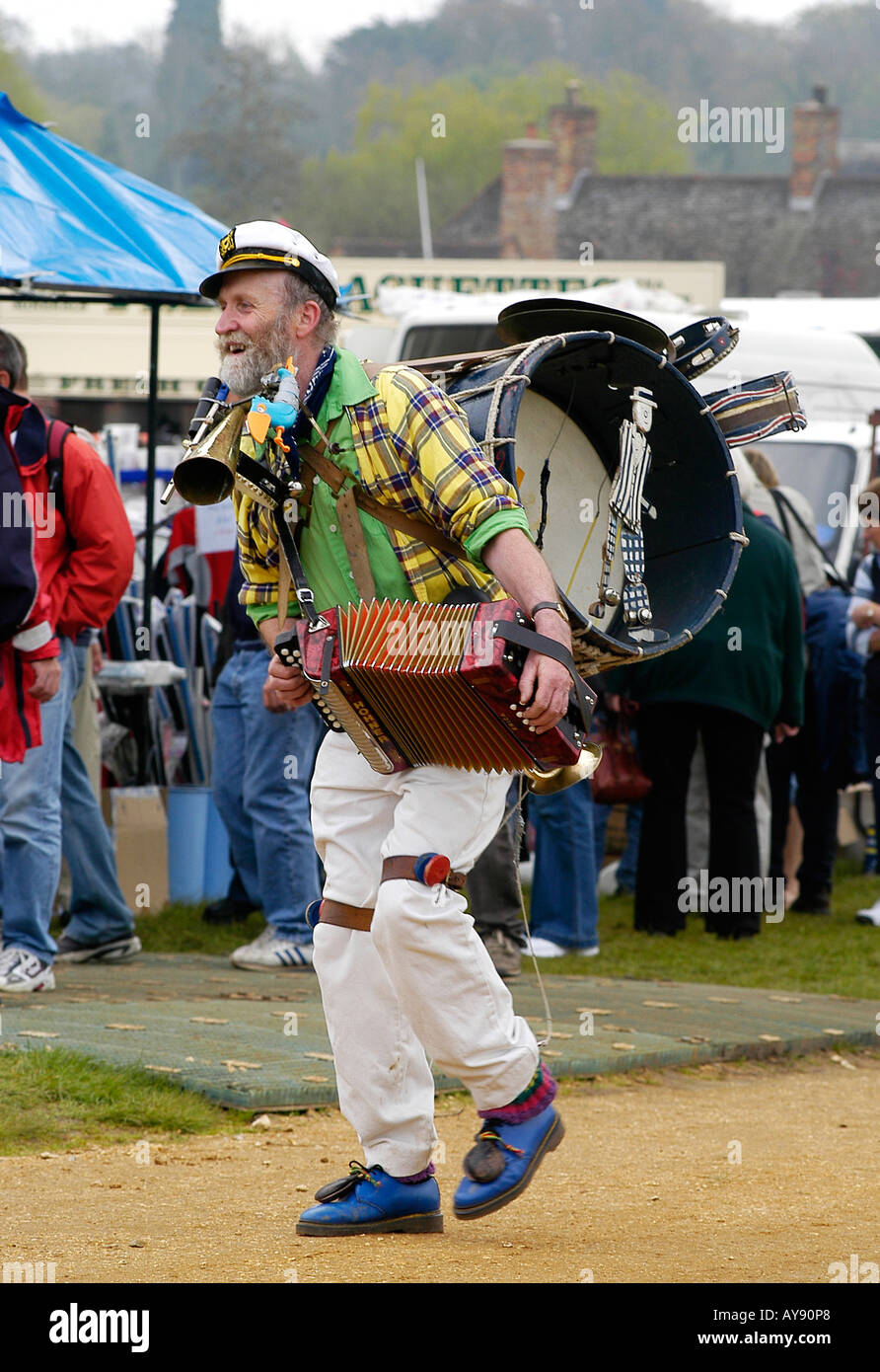 One man band hi-res stock photography and images - Alamy