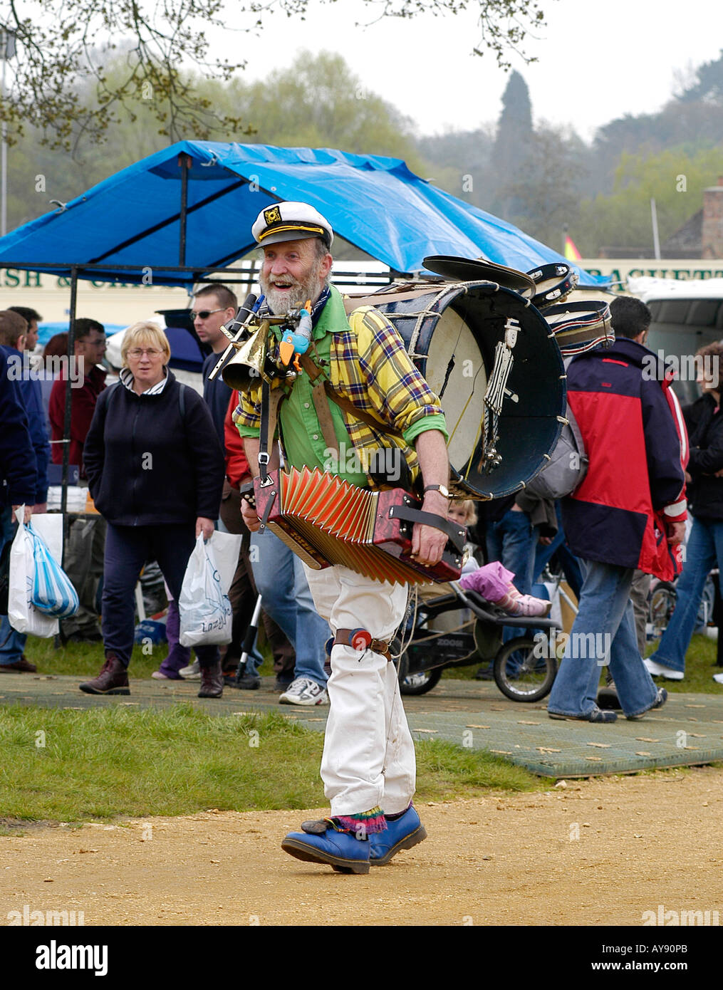 One man band hi-res stock photography and images - Alamy