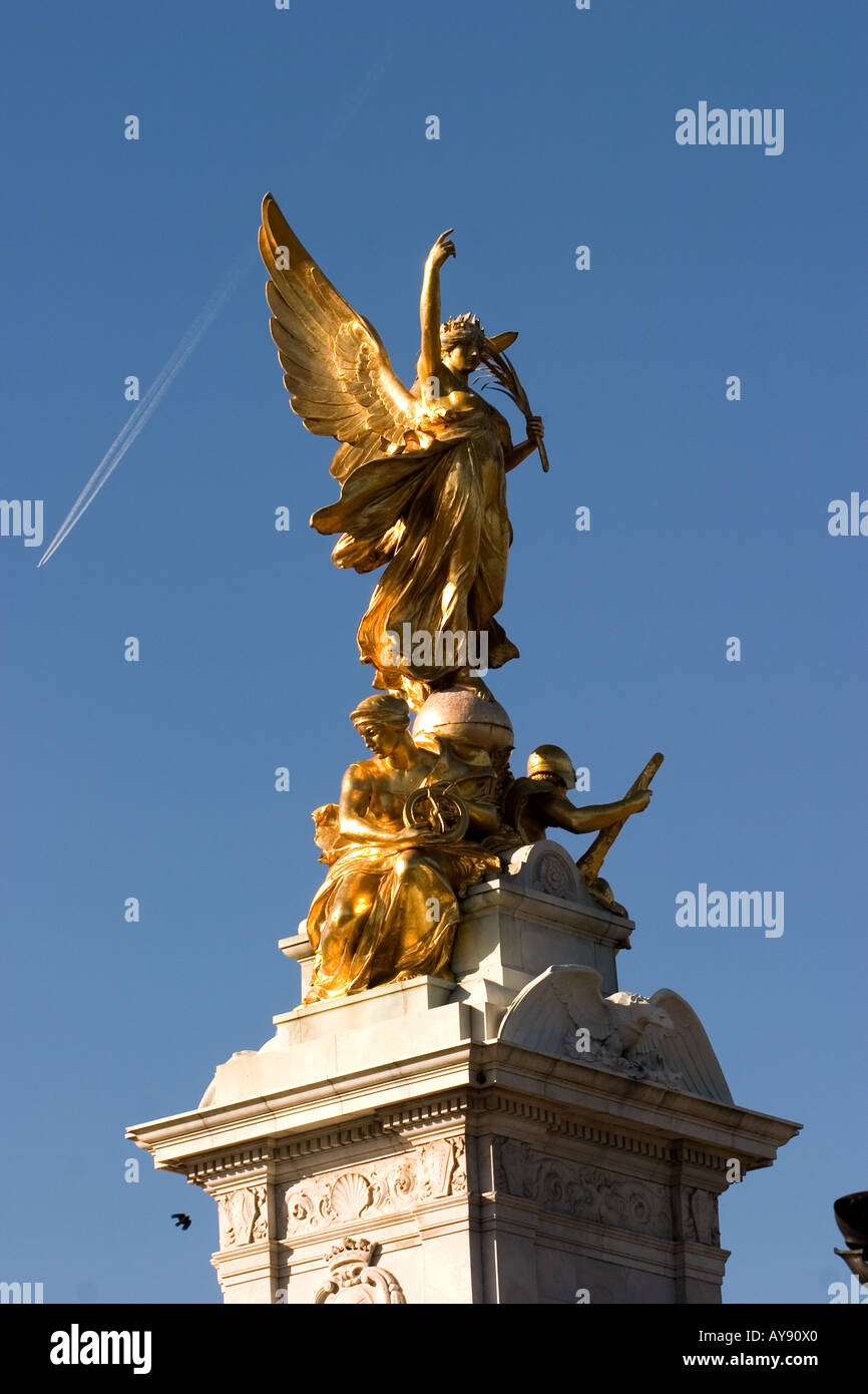 queen victoria memorial buckingham palace Stock Photo - Alamy