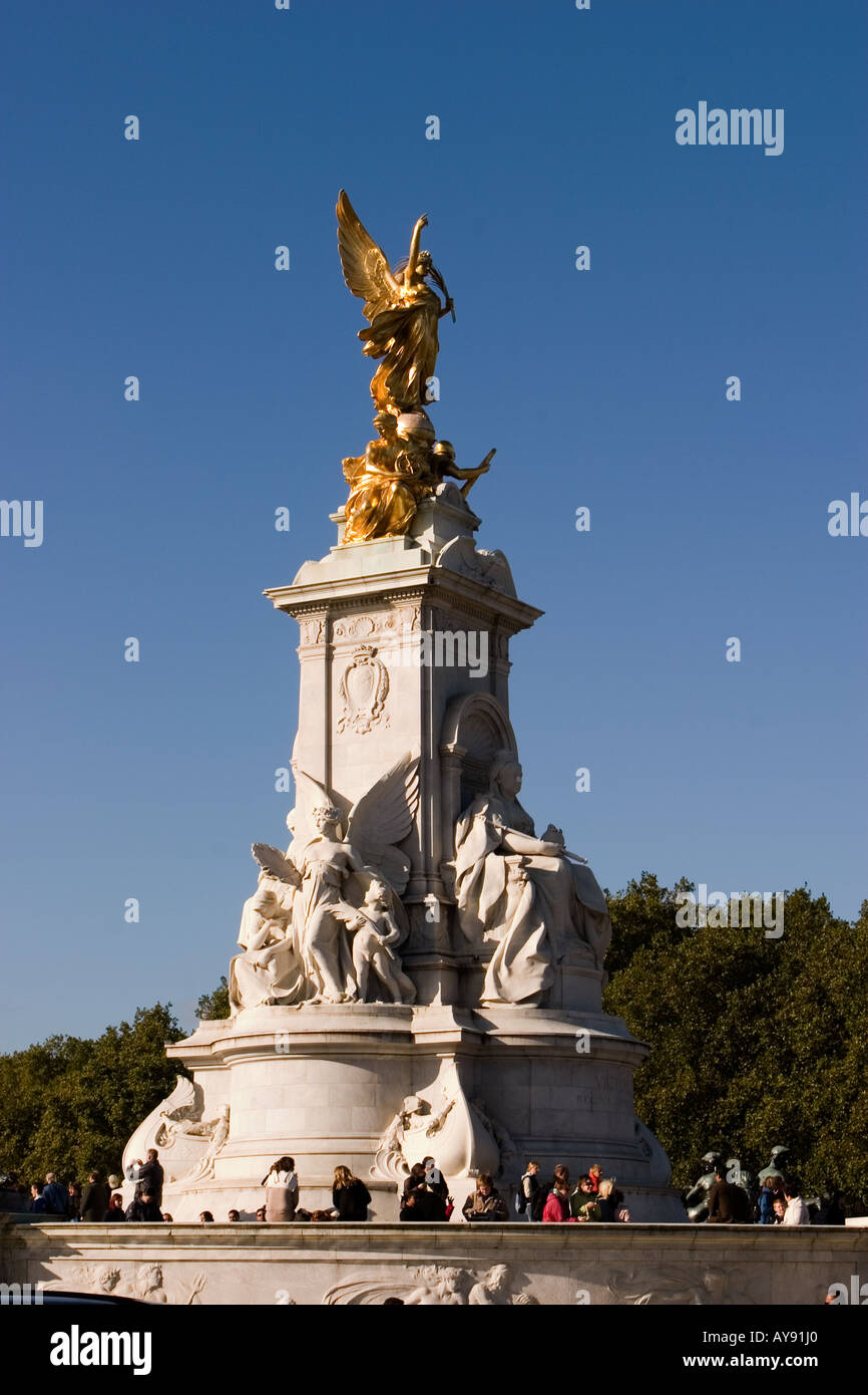 queen victoria memorial buckingham palace london Stock Photo - Alamy