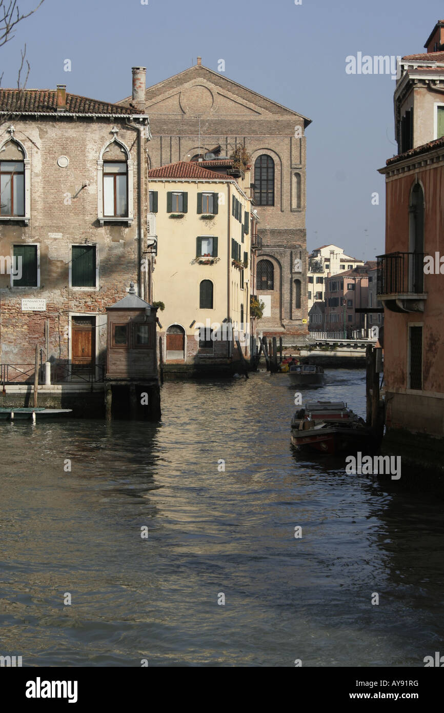 Buildings houses narrow canals hi-res stock photography and images - Alamy