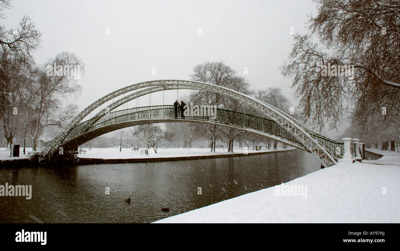A colour image of the bridge over the River Ouse at Bedford in the snow ...