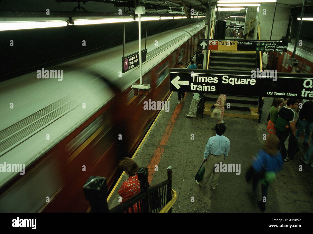 Times square u bahnstation hi-res stock photography and images - Alamy