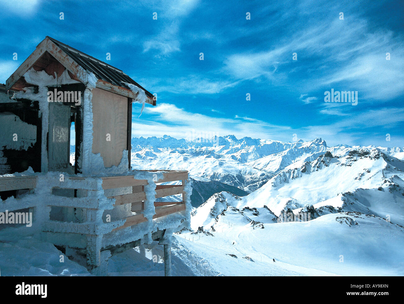 REMOTE OUTPOST IN VAL THORENS FRENCH ALPS Stock Photo - Alamy