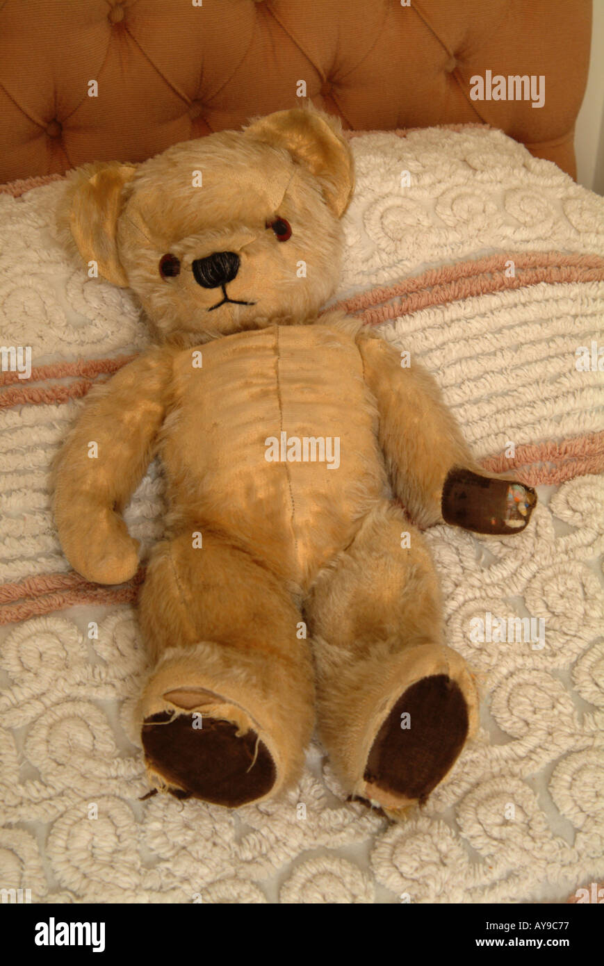 Old threadbare teddy bear Stock Photo - Alamy
