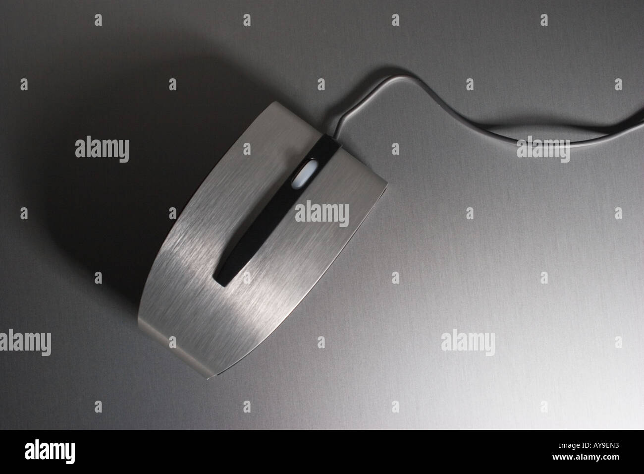 silver computer mouse on modern desk Stock Photo - Alamy