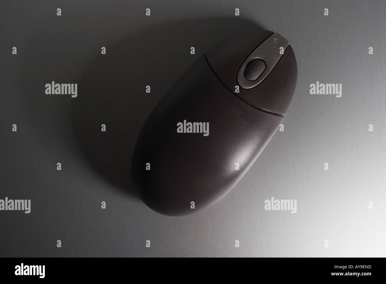 cordless blacdk mouse on modern desk Stock Photo - Alamy