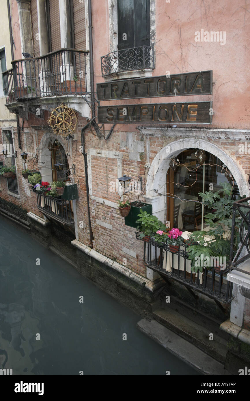 Venice dining restaurant trattoria hi-res stock photography and images ...