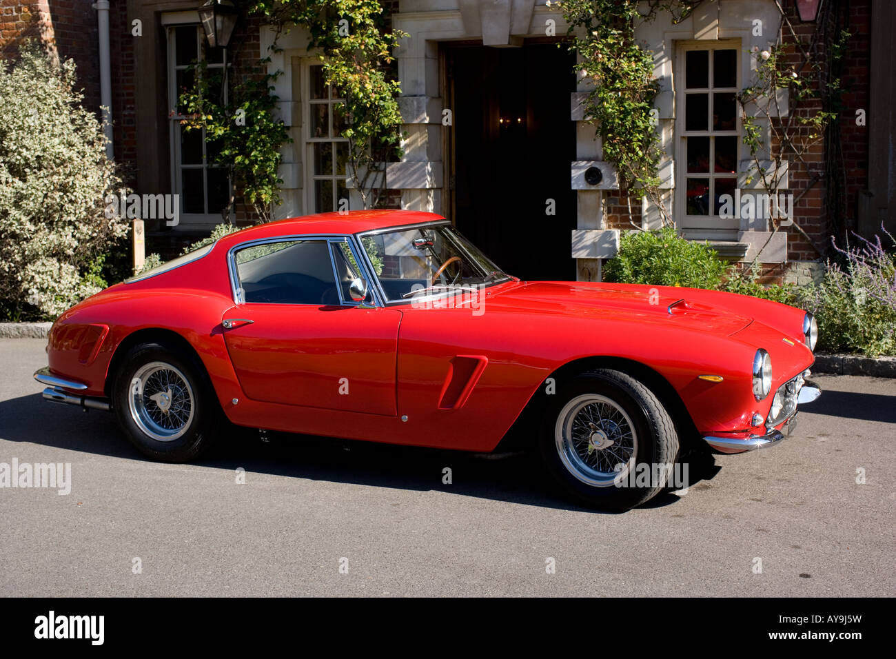 CLASSIC FERRARI 250 GT SWB 1961 IN FERRARI RED Stock Photo - Alamy