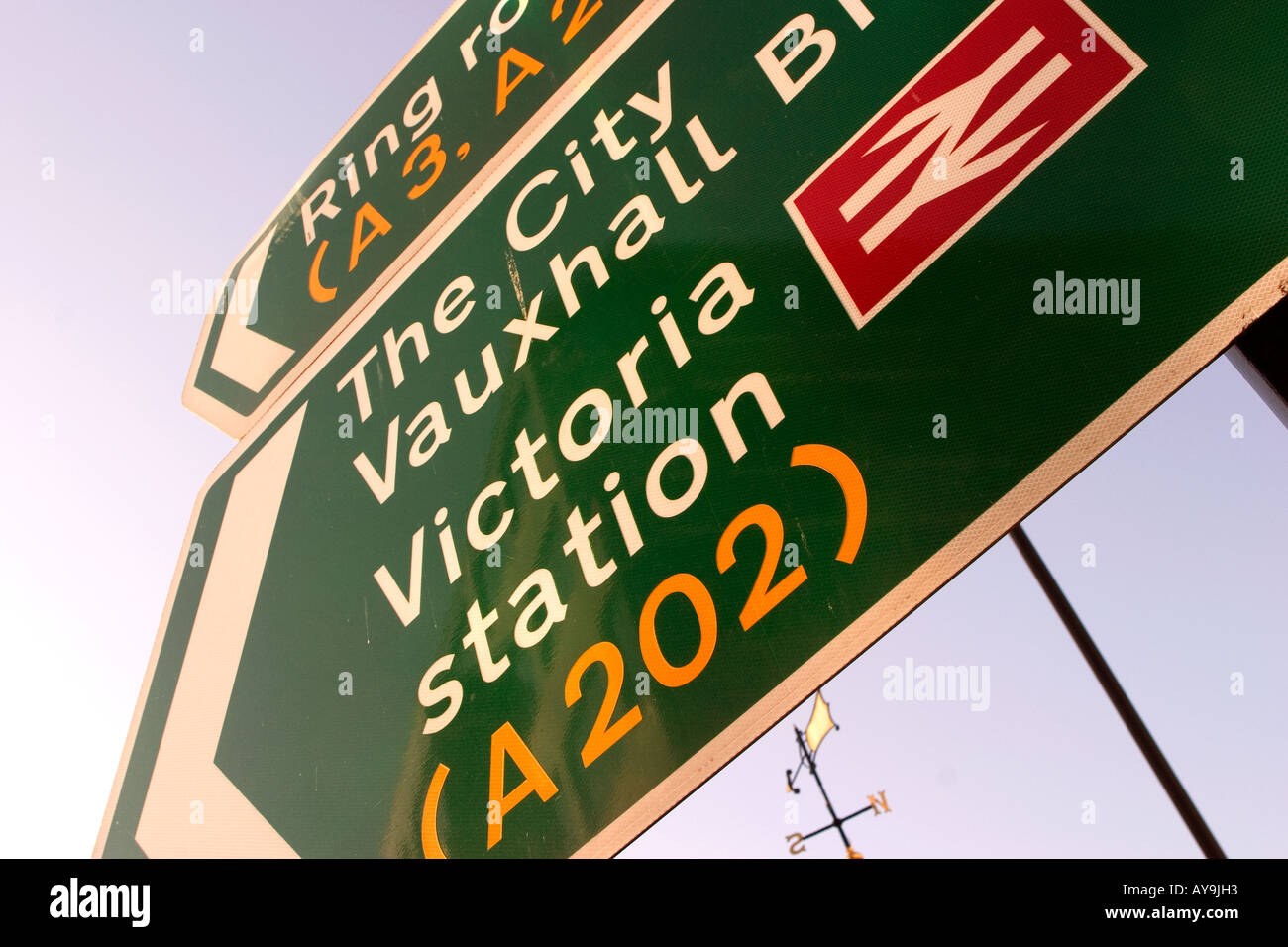 Victoria station direction sign hi-res stock photography and images - Alamy