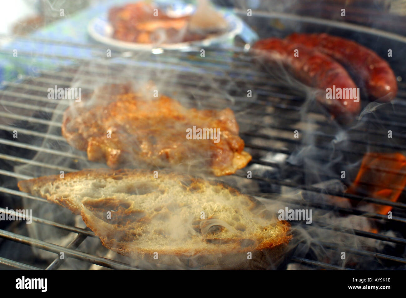Grillfleisch auf Gartengrill Stock Photo - Alamy