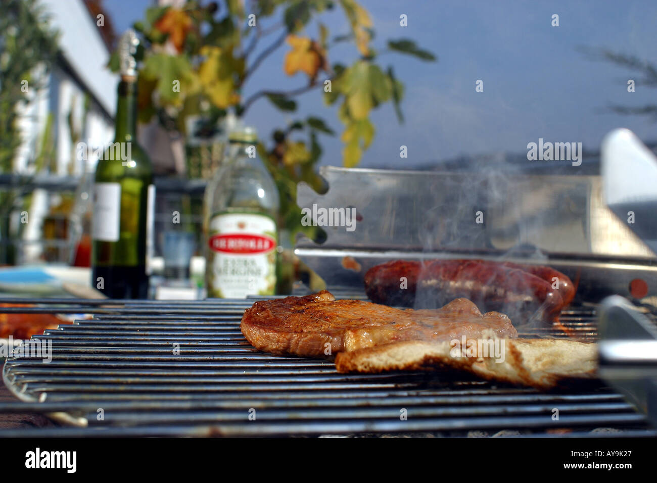 Grillfleisch auf Gartengrill Stock Photo - Alamy