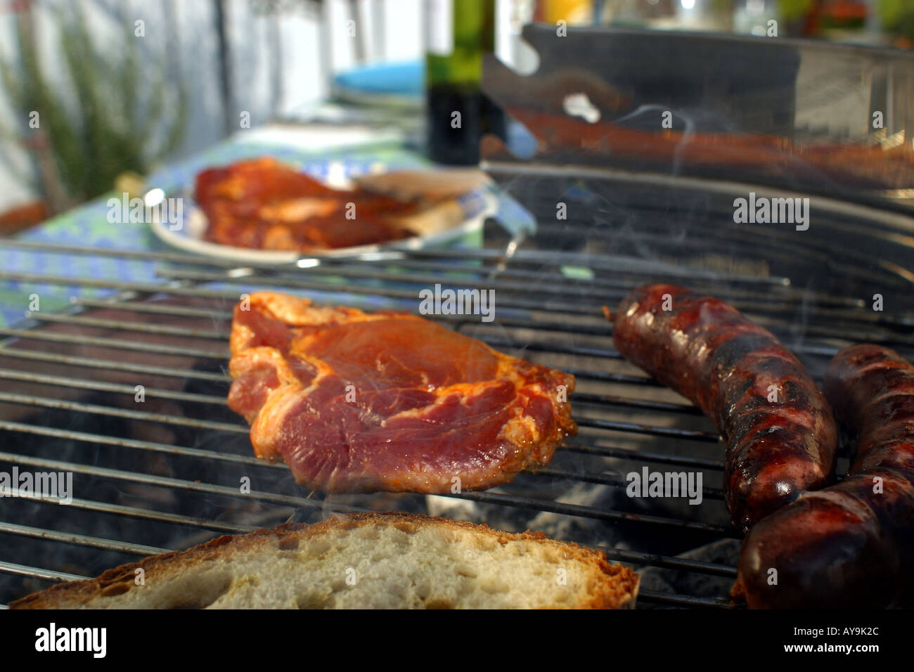 Grillfleisch auf Gartengrill Stock Photo - Alamy