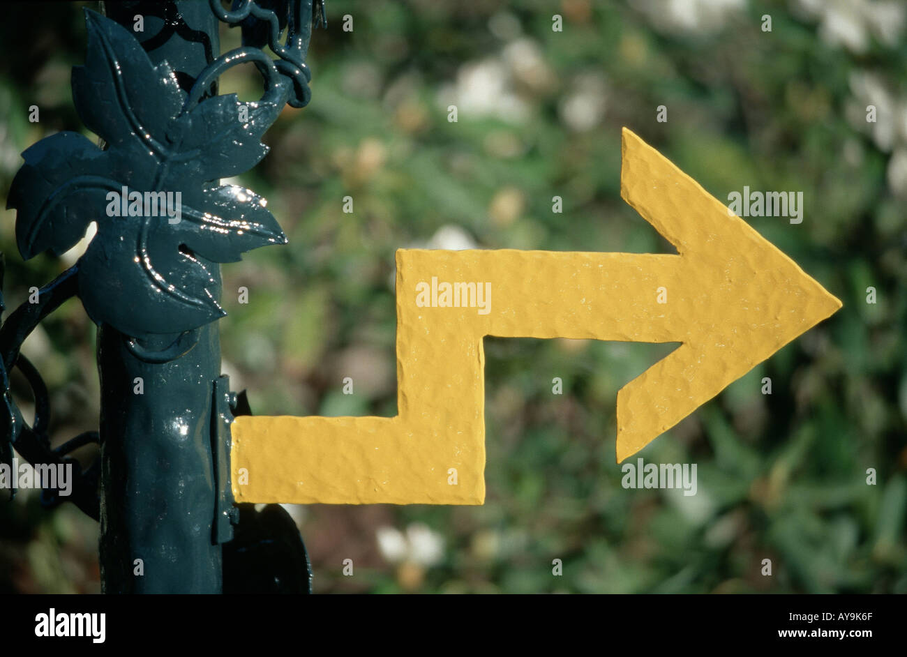Gelber Pfeil im Gruenen Stock Photo - Alamy
